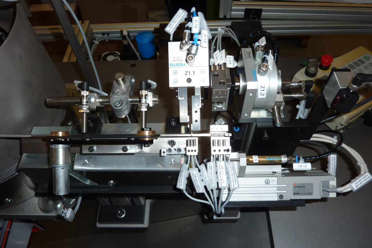 Einsetzen von Kontakt-Pins in Spritzgussform