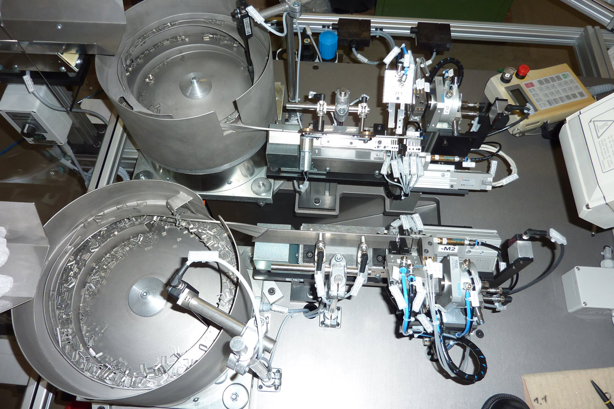 Einsetzen von Kontakt-Pins in Spritzgussform